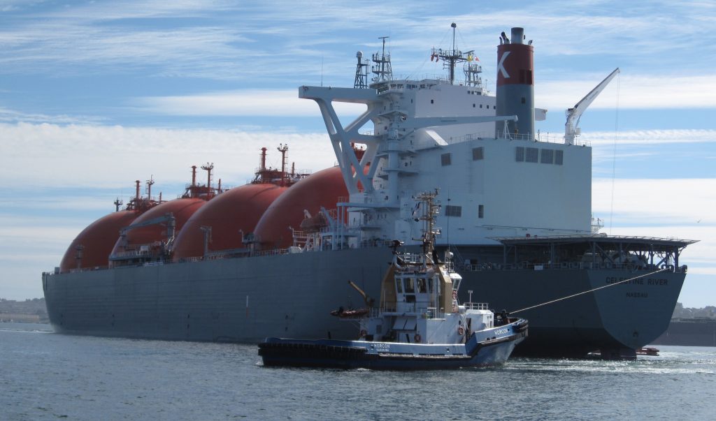 Maniobras navales de alto riesgo: barcos remolcadores destacan como ...